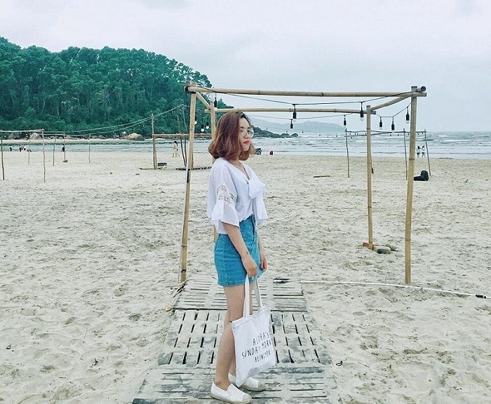 Rent a car to Canh Duong Hue Beach with quality and safety